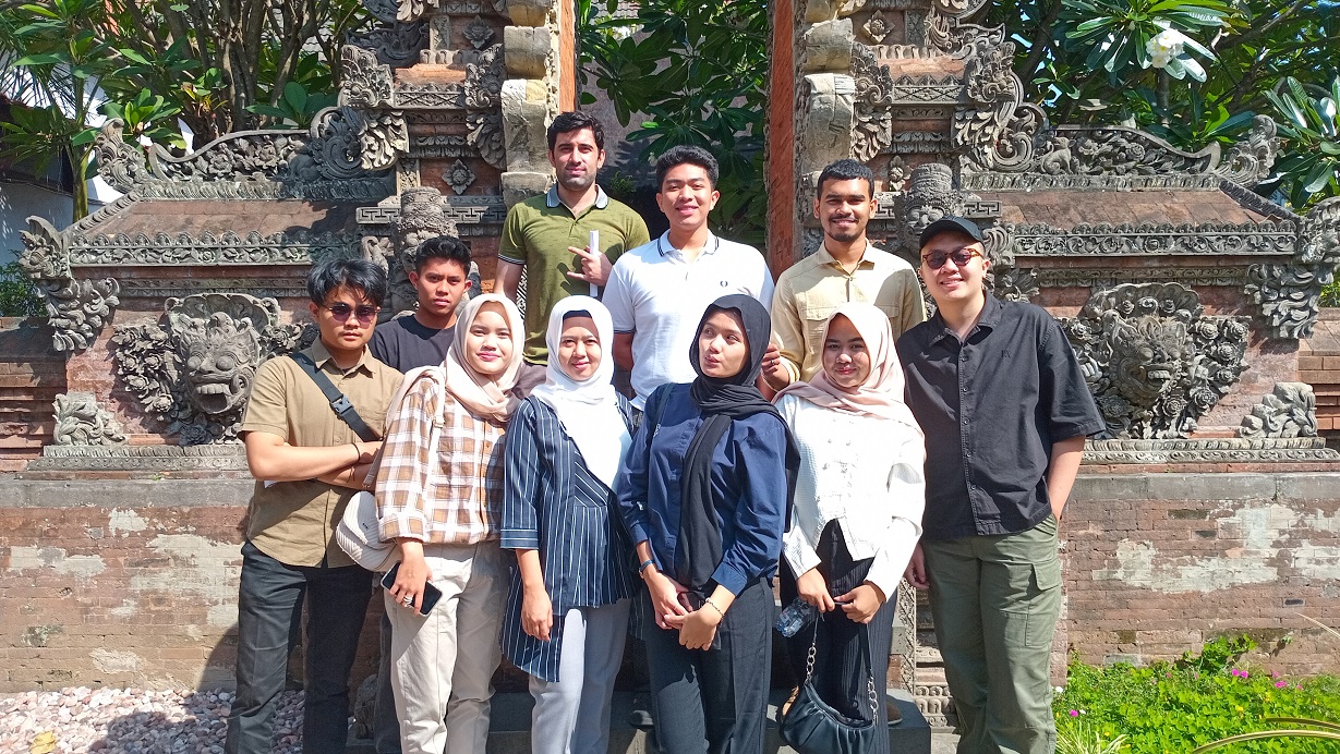 IP FH UII students practice English at the Sonobudoyo Museum Yogyakarta ...